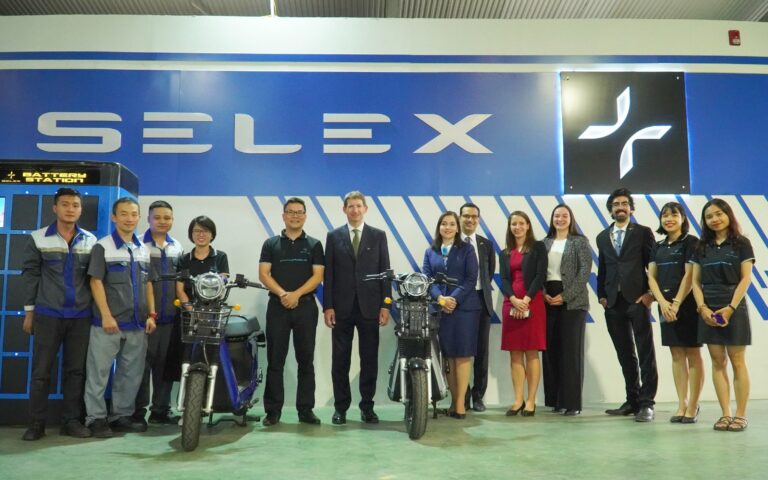 Selex Motors received a visit from Mr. Scott Nathan, Director of the International Finance ...
