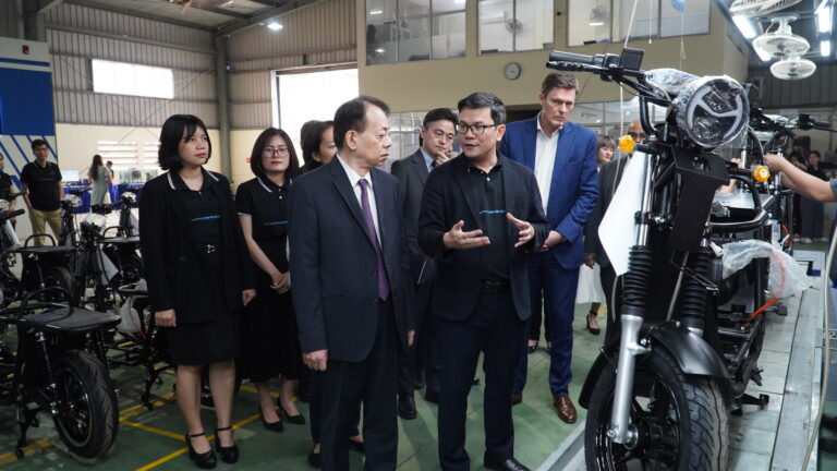 The President of the Asian Development Bank (ADB) visited to experience Selex Motors' electric ...